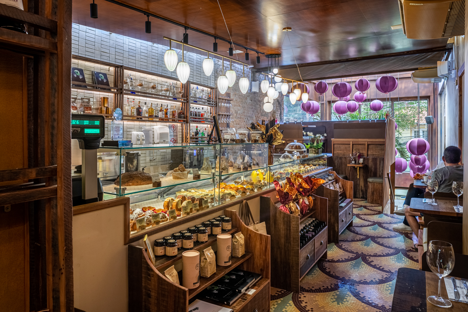 Chef Diego Lozano inaugura espaço com confeitaria, padaria e ...