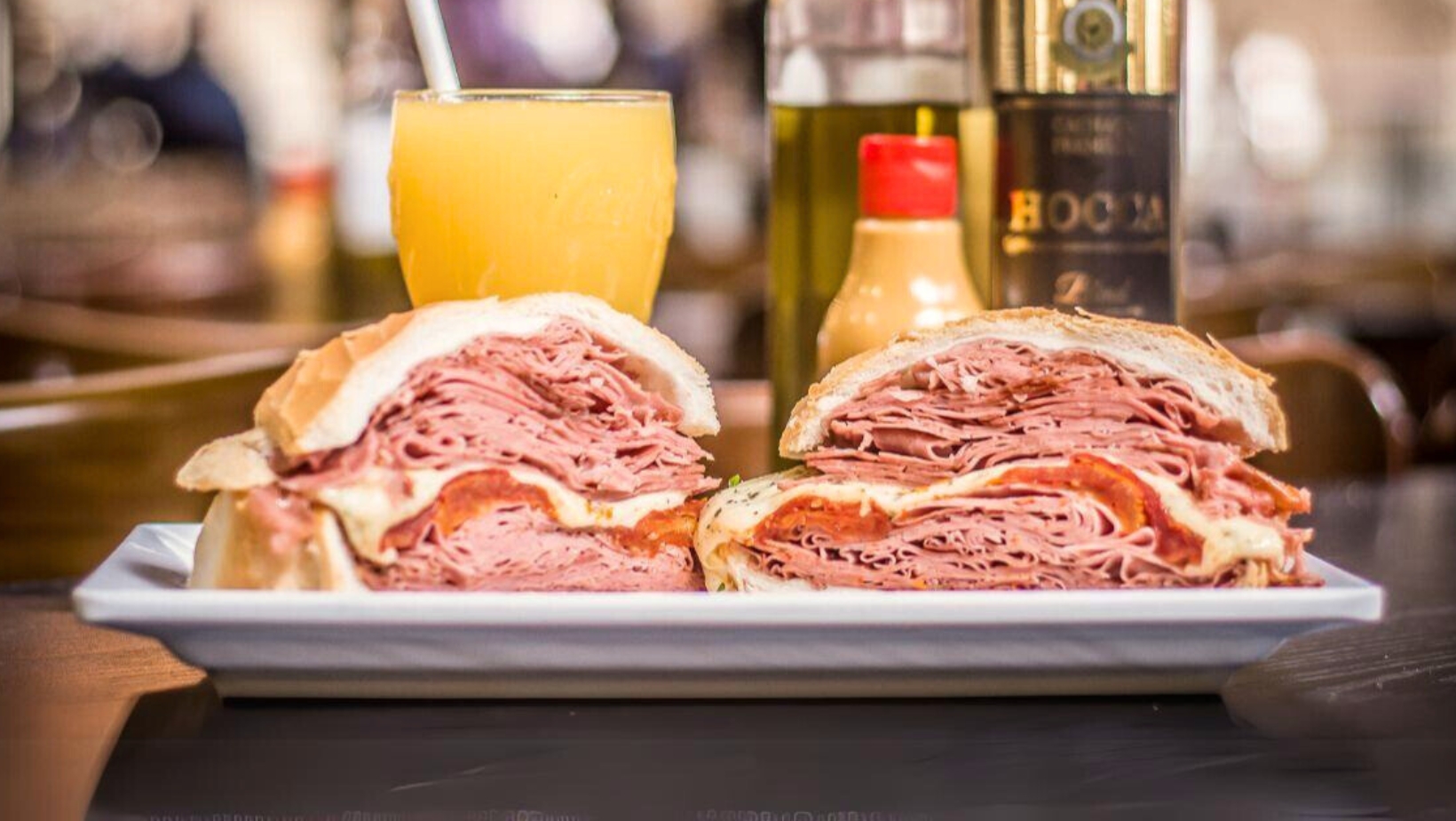 Confira as principais delícias que o Hocca Bar oferece no Mercadão de ...