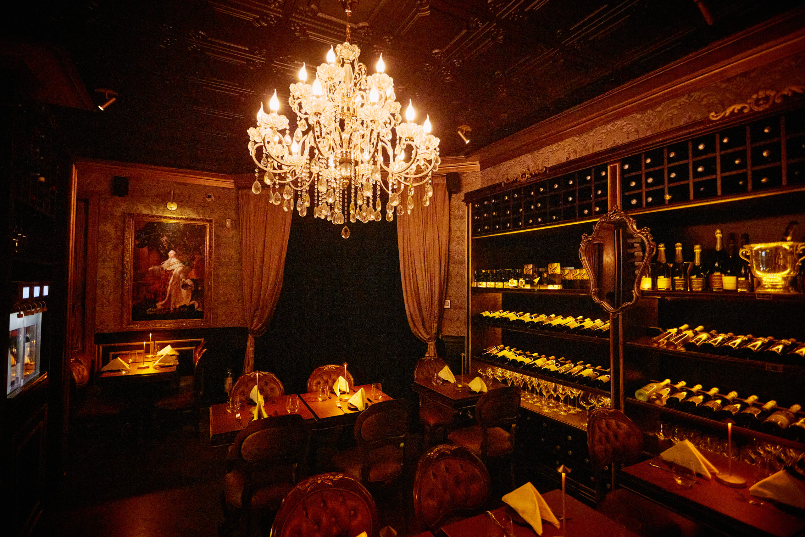 Isaac Azar inaugura o winebar La Cave du Roy em São Paulo - GoWhere ...