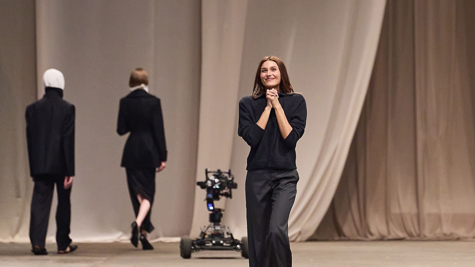Sasha Meneghel brilha com o desfile da nova coleção da Mondepars ...